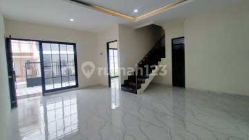 Dijual Rumah Mulyosari Utara - Baru Gress - Smart Door Lock | Rumah123