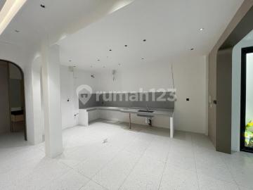 Rumah Baru 3 Lantai Semi Furnished Dekat Mall | Rumah123