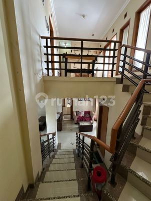 Rumah Murah 3 Lantai Siap Huni Bagus di Cisitu Town House I | Rumah123