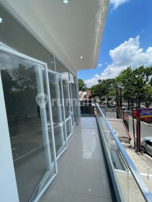 Disewakan Ruko Baru 3 Lantai Lokasi Strategis Main Road Surapati ...
