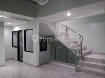 Rumah Puri Kencana 9X15 3,5 Lantai Semi Furnished | Rumah123