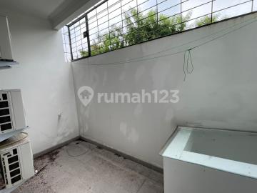 dhyana Rumah semi furnish ukuran 4x15m di duri kepa kebun jeruk | Rumah123