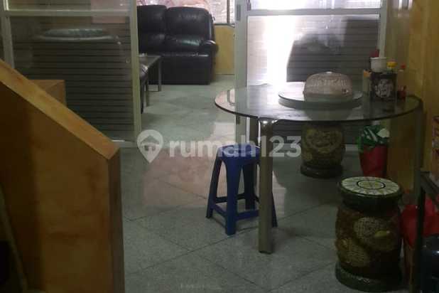 Ruko di Pangeran Jayakarta Bagus - oleh Lishel