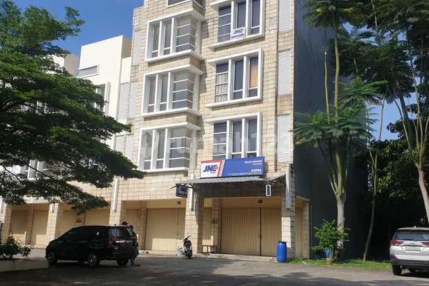 Ruko 4 lantai cocok untuk gudang dan kantor Harapan indah - oleh Sarah G