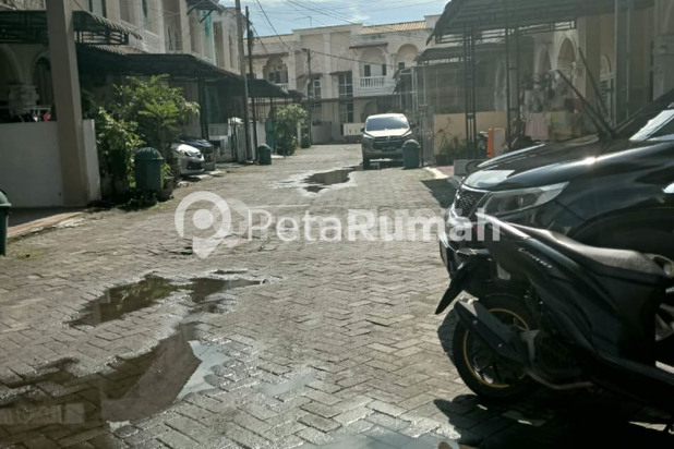 Villa Jalan Saudara Komplek Golden Palace - oleh Petarumah