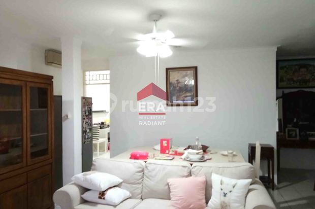 Villa Bintaro Regency semi minimalis kontemporer serba putih - oleh