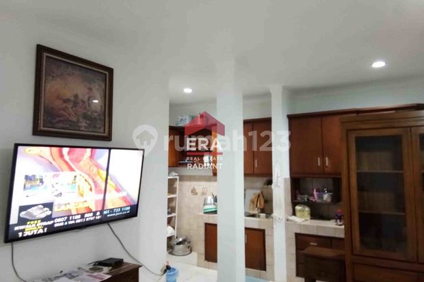 Villa Bintaro Regency semi minimalis kontemporer serba putih - oleh