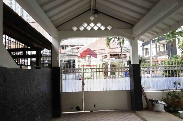 Villa Bintaro Regency semi minimalis kontemporer serba putih - oleh