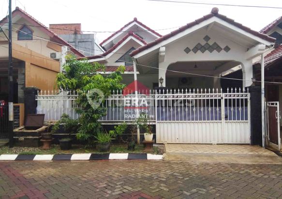 Villa Bintaro Regency semi minimalis kontemporer serba putih - oleh