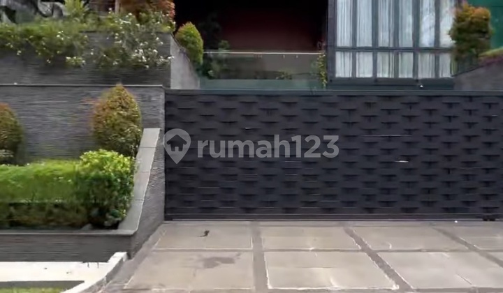 Rumah dengan Kolam Renang Dijual di Patal Senayan, Jakarta Selatan ...