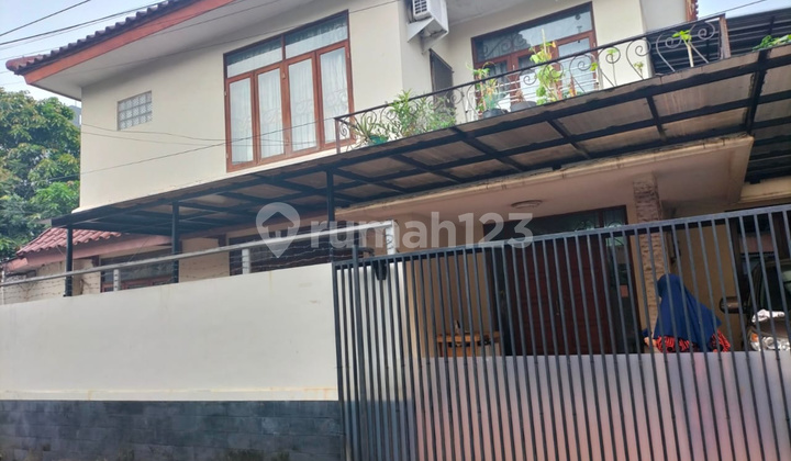 Rumah dengan Taman Dijual di Patal Senayan, Jakarta Selatan | Terbaru 2023