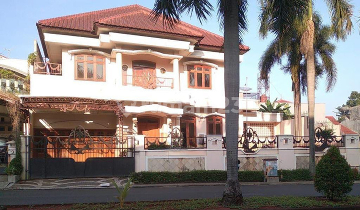 Rumah dengan Taman Dijual di Raffles Hills, Jakarta Timur | Terbaru 2023