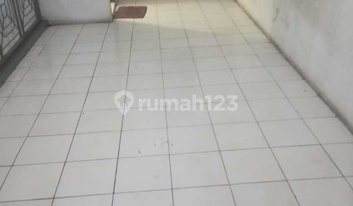 Disewakan Ruko di Kamal Raya. Luas4x12m. 3 Lantai | Rumah123