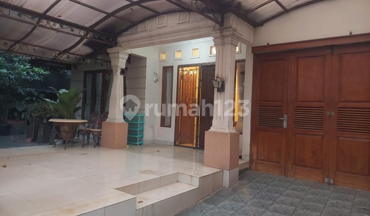 Rumah dengan Taman Disewa di Raffles Hills, Jakarta Timur | Terbaru 2023