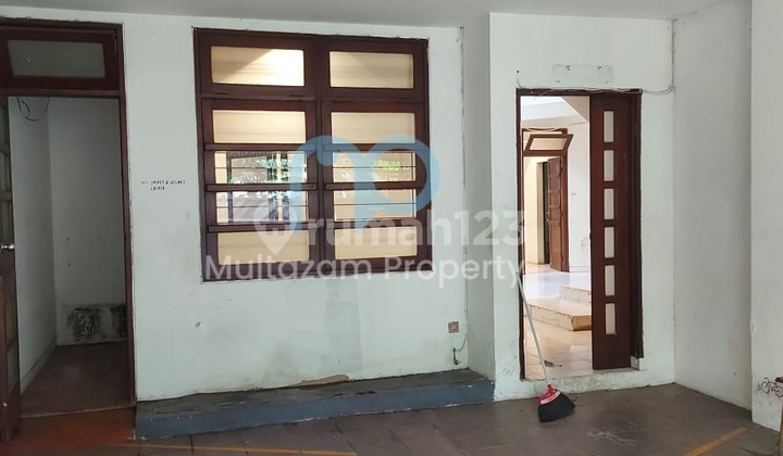 Rumah dengan Kolam Renang Dijual di Patal Senayan, Jakarta Selatan ...