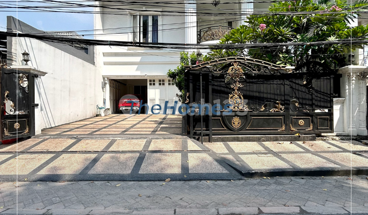Luxurious Classic House Dengan Private Swimming Pool Jalan Lebar | Rumah123
