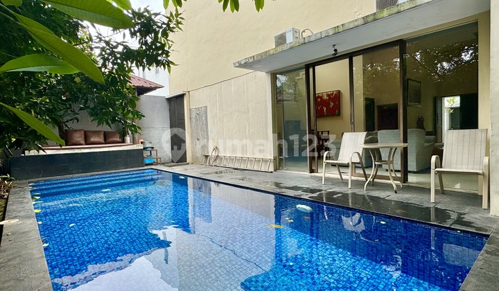 Nice House With Private Swimming Pool | Rumah123