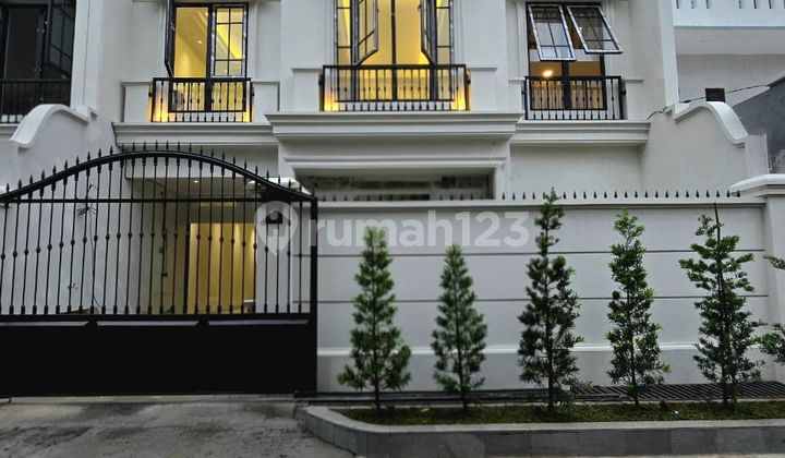 Rumah Mewah American Classic dengan Rooftop Luas di Cempaka Putih ...