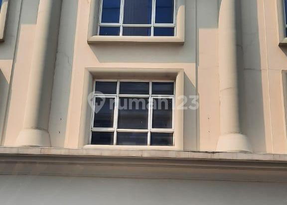 Ruko 4 lantai di komplek ruko Business Park Kebon Jeruk terawat, rapi ...