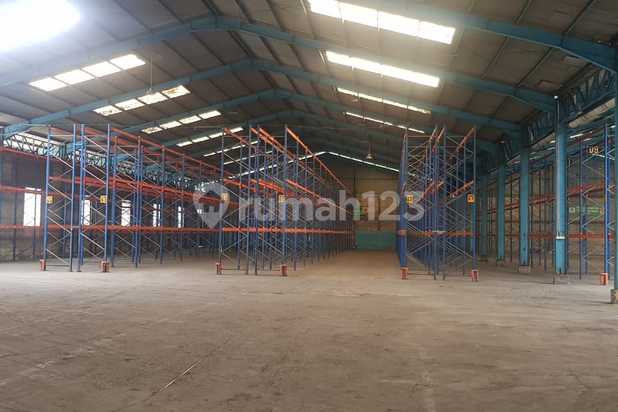 Gudang dengan loading dock lokasi di pusat kota Jakarta barat - oleh ...