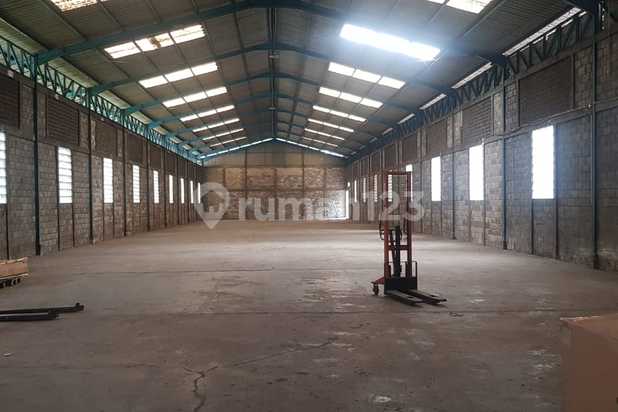 Gudang dengan loading dock lokasi di pusat kota Jakarta barat - oleh ...