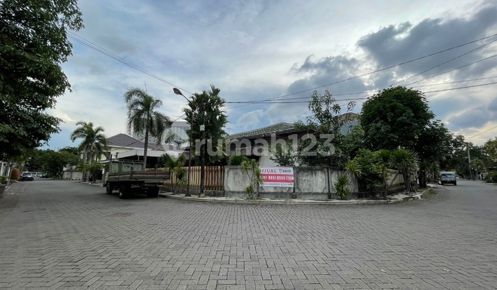 Rumah dengan Taman Dijual di Dukuh Kupang, Surabaya | Terbaru 2023