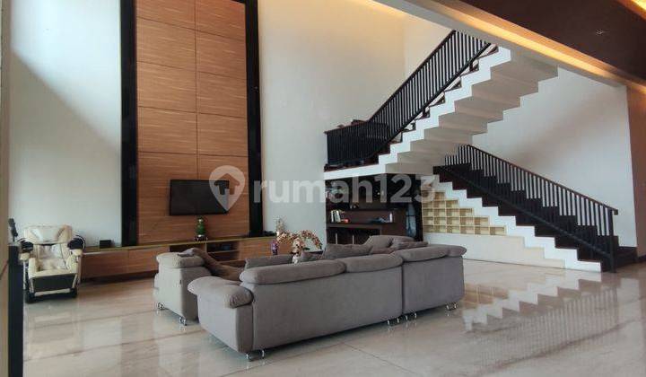 Rumah dengan Kolam Renang Dijual di Setra Duta, Bandung | Terbaru 2023