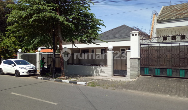 Rumah dengan Kolam Renang Dijual di Cikini, Jakarta Pusat | Terbaru 2024