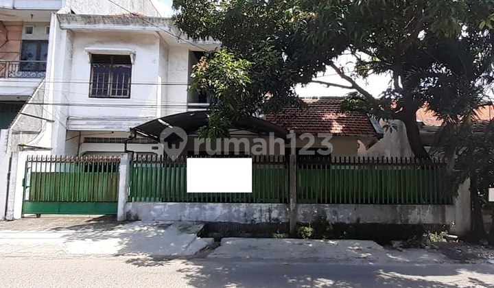 Rumah dengan Taman Dijual di Dukuh Kupang, Surabaya | Terbaru 2023